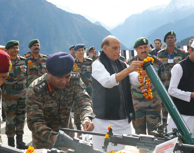 रक्षा मंत्री राजनाथ सिंह ने चमोली के औली में की शस्त्र पूजा, जवानों के ...